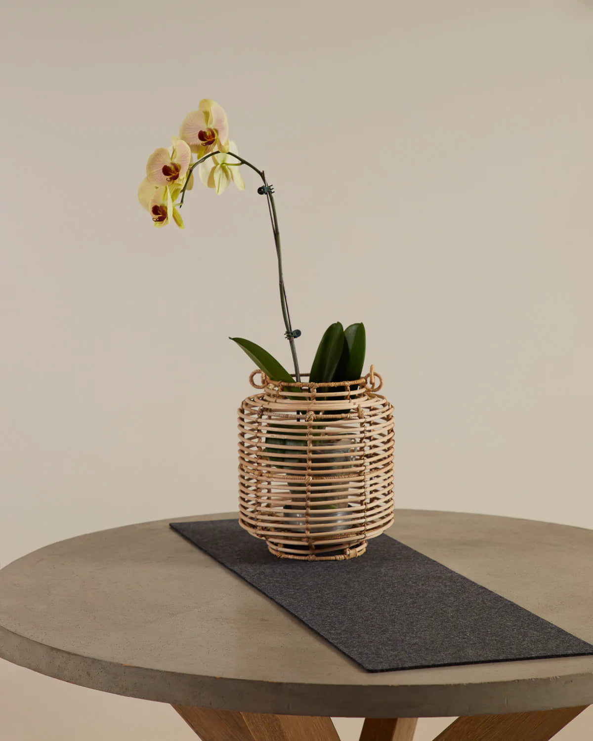 How to Decorate a Table Runner I Graf Lantz