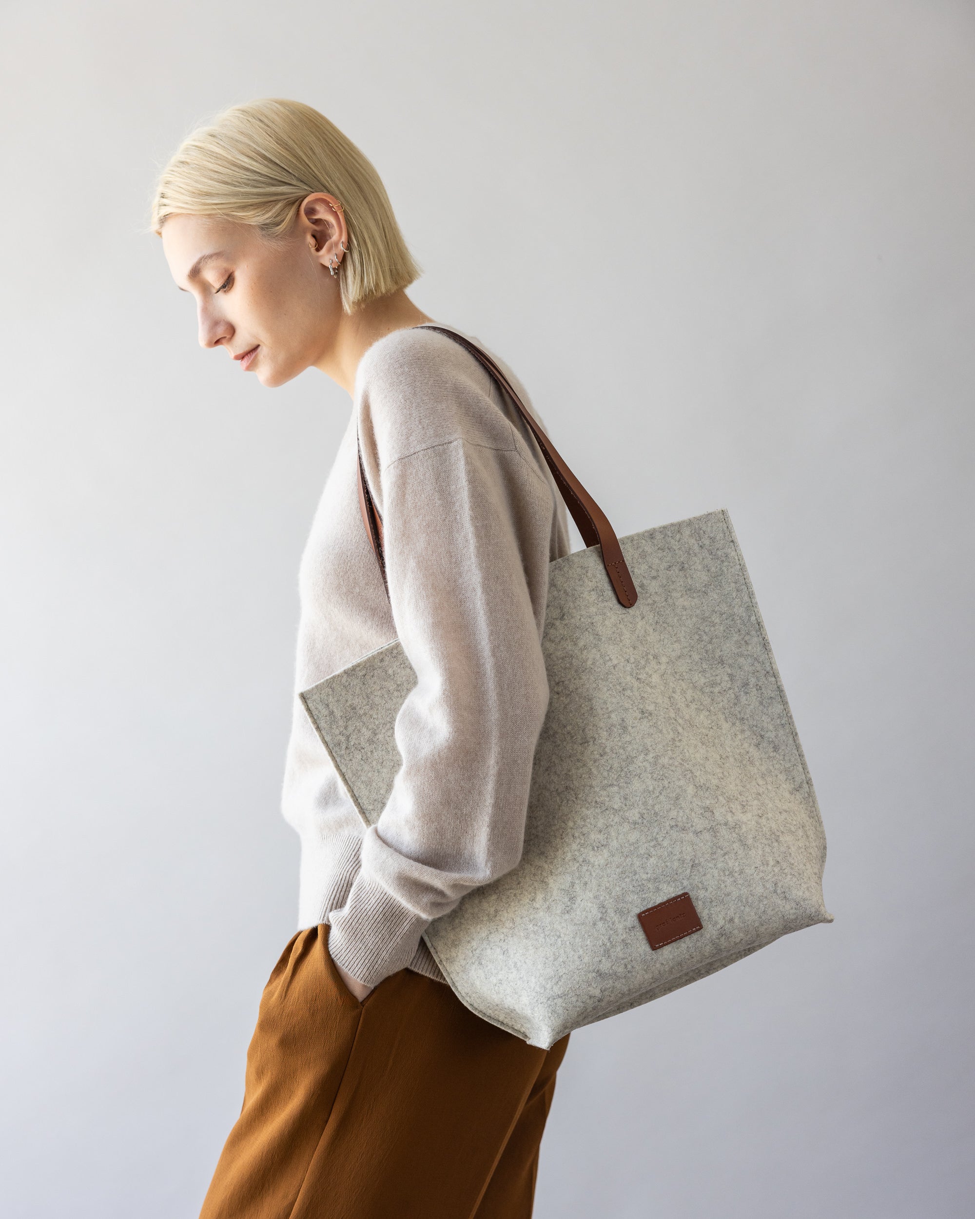 Hana Merino Wool Felt Tote Bag in Charcoal | Graf Lantz